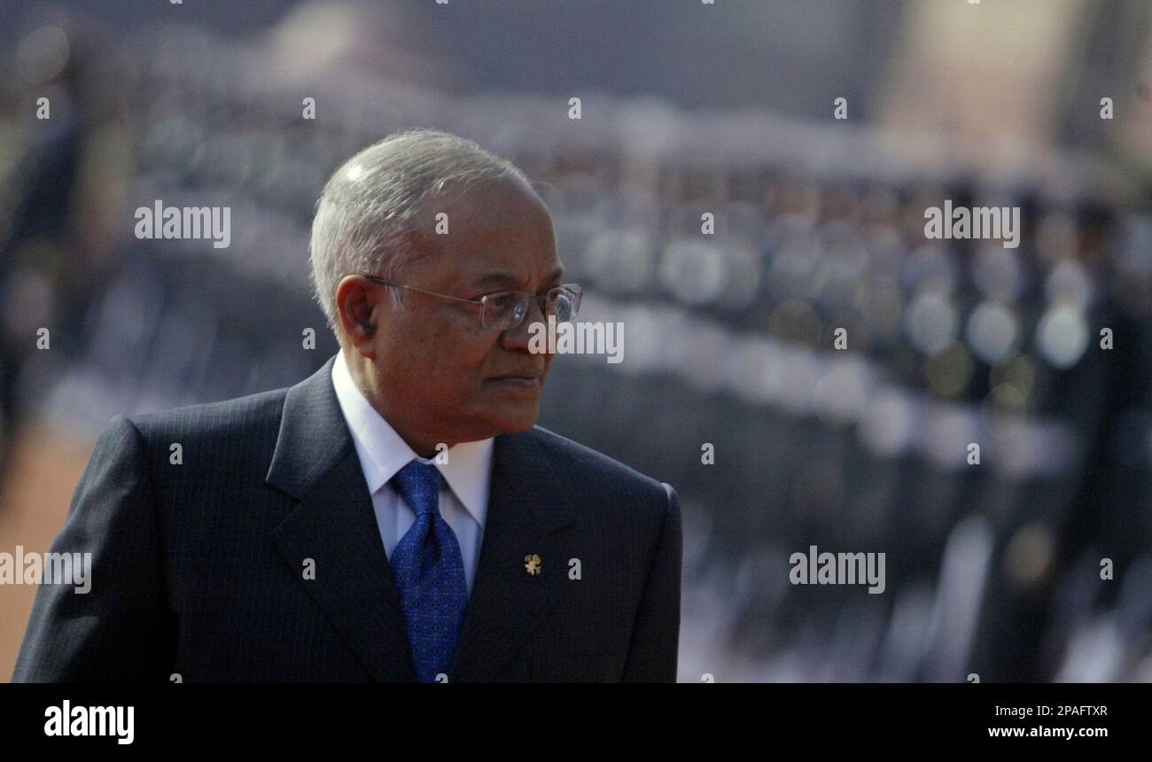 Maldives President Maumoon Abdul Gayoom, inspects the ceremonial guard ...