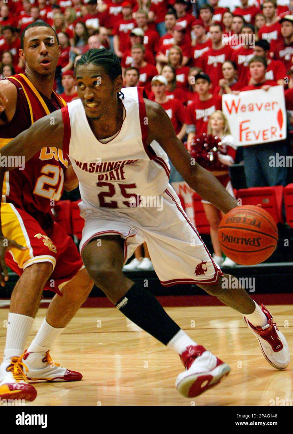 Washington State guard Kyle Weaver (25) drives inside University of ...