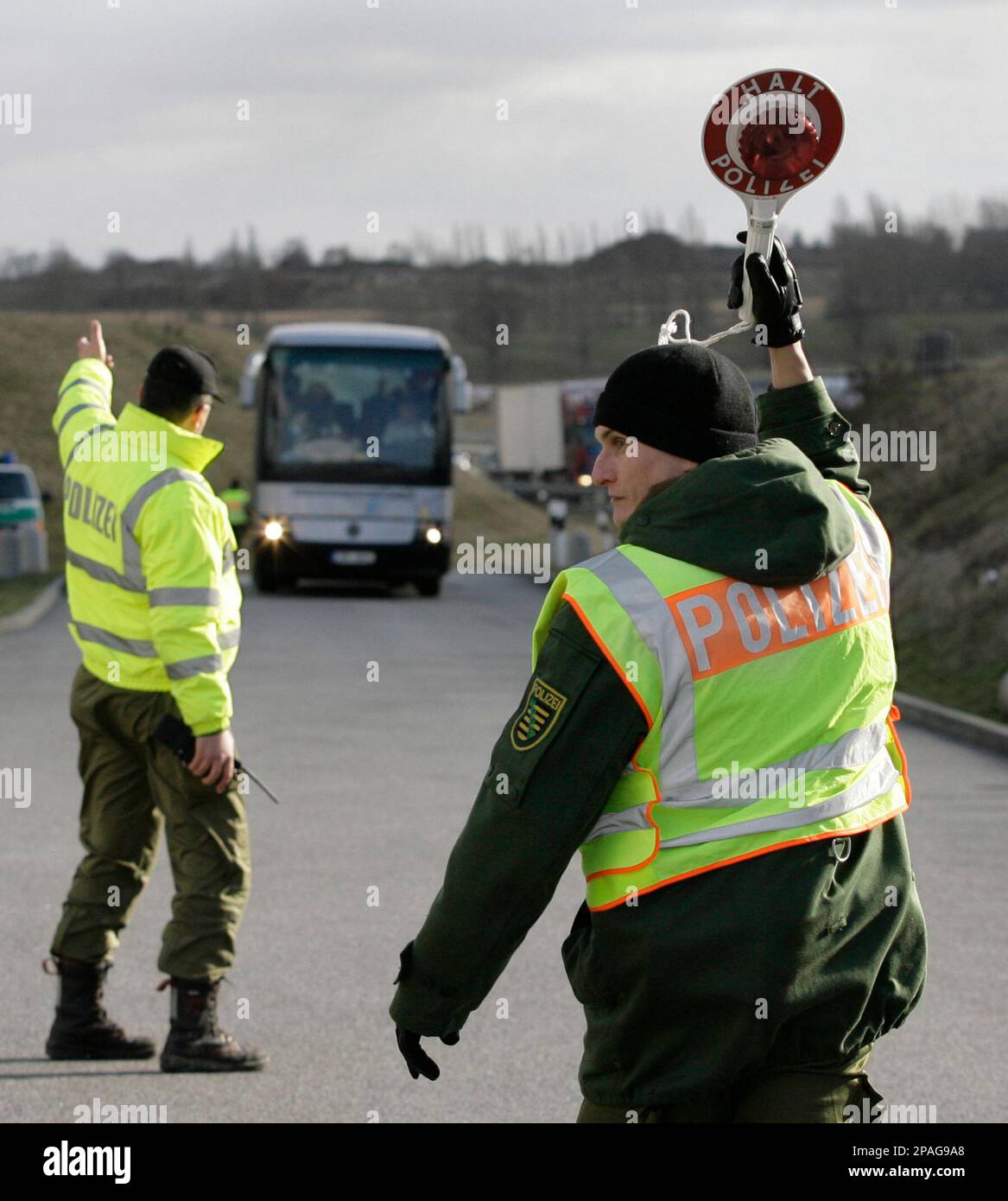 Polizeibeamte stoppen einen Bus am Donnerstag, 6. Februar 2008, bei ...