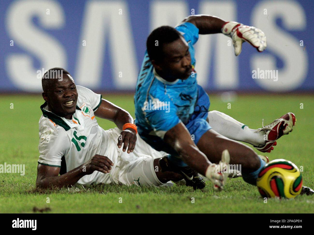 Ivory Coast's Aruna Dindane, left, looks on as Guinea's goalkeeper ...