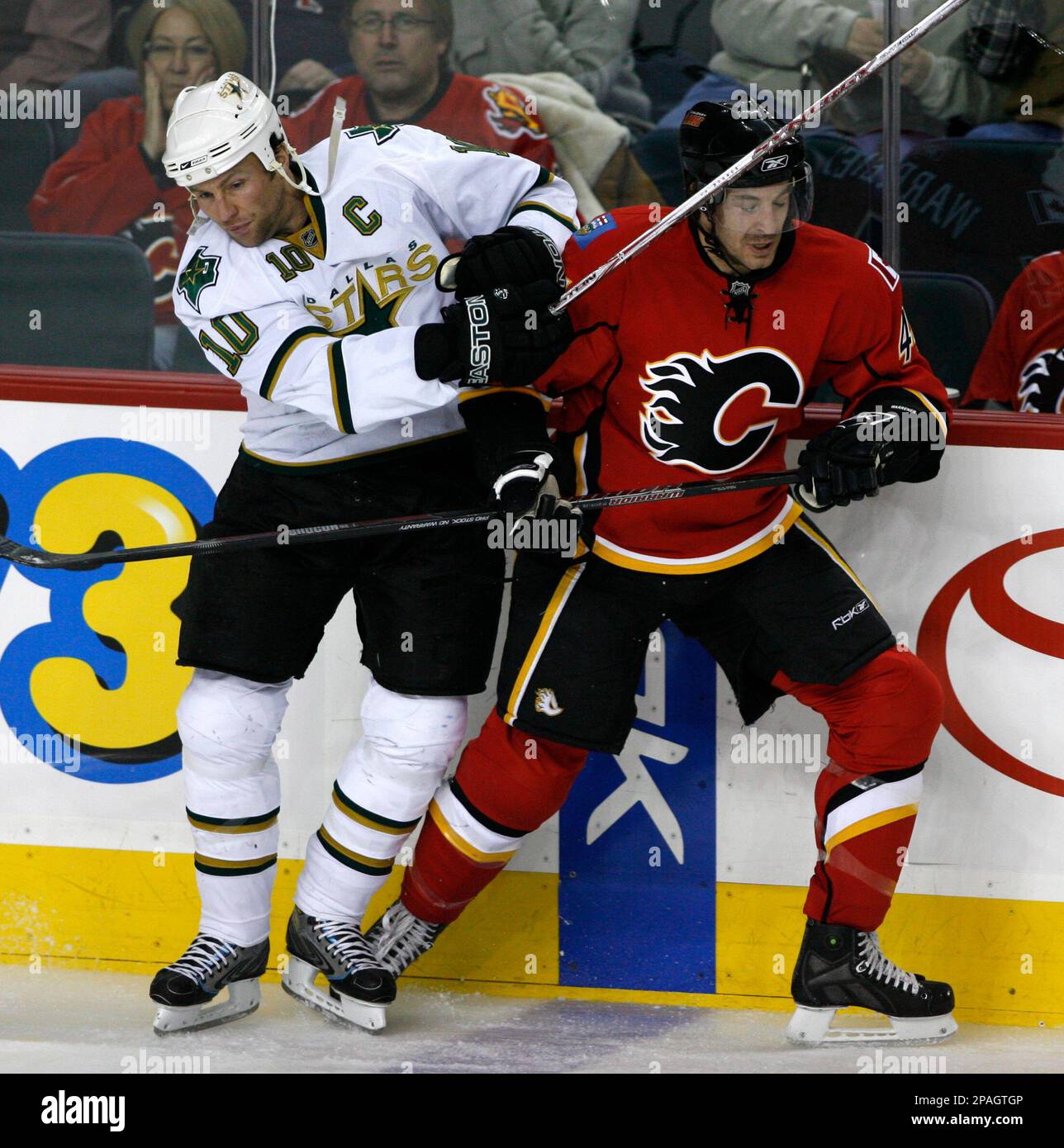 Calgary Flames' Rhett Warrener (right) collides with Dallas Stars ...
