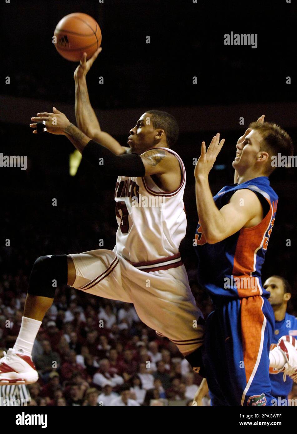 Arkansas' Gary Ervin, left, goes up for the shot against Florida's Nick ...