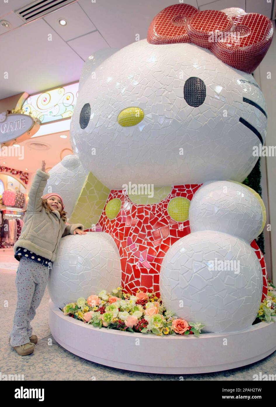 Kaede Maejima, 3, tries to reach out to the face of world's biggest ...