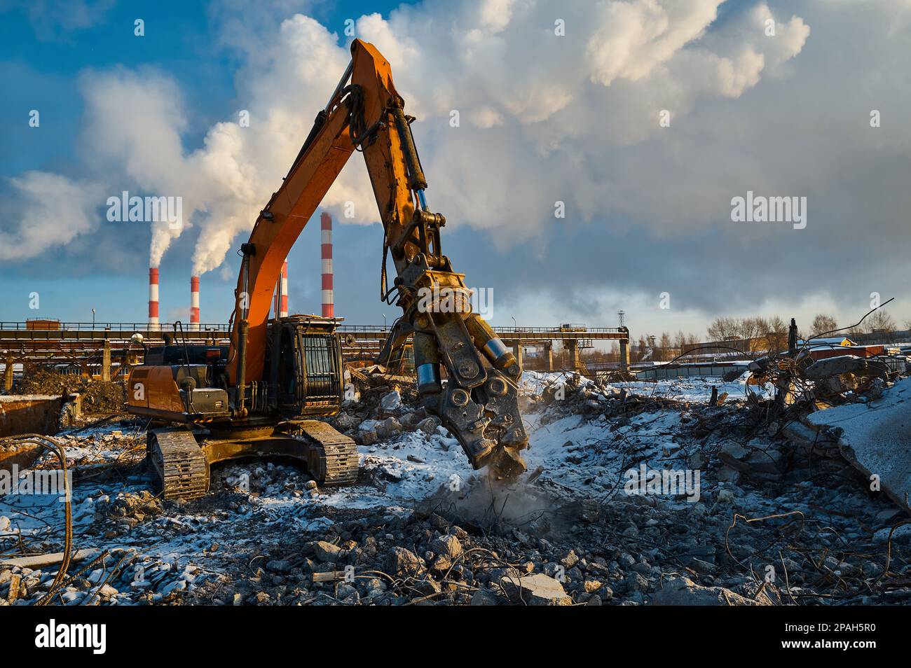 Plant dismantling with crawler excavator hydraulic shears Stock Photo ...