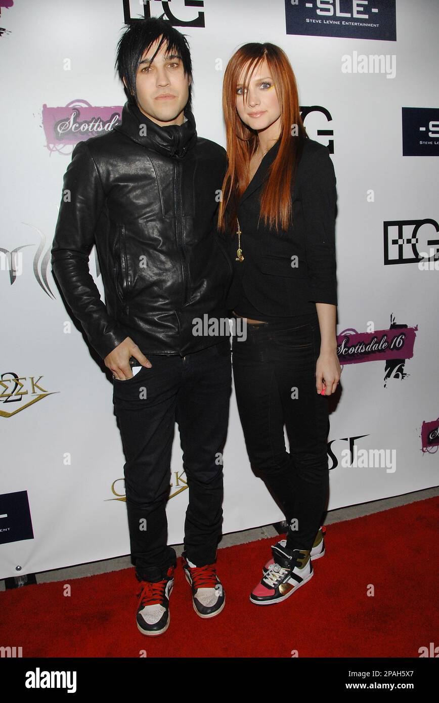 Singer Ashlee Simpson and boyfriend rocker Pete Wentz arrive at Myst ...