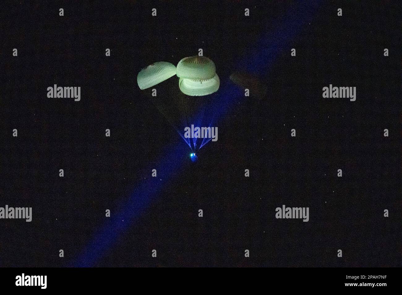 The capsule of the SpaceX Dragon Endurance spacecraft, slowed by ...