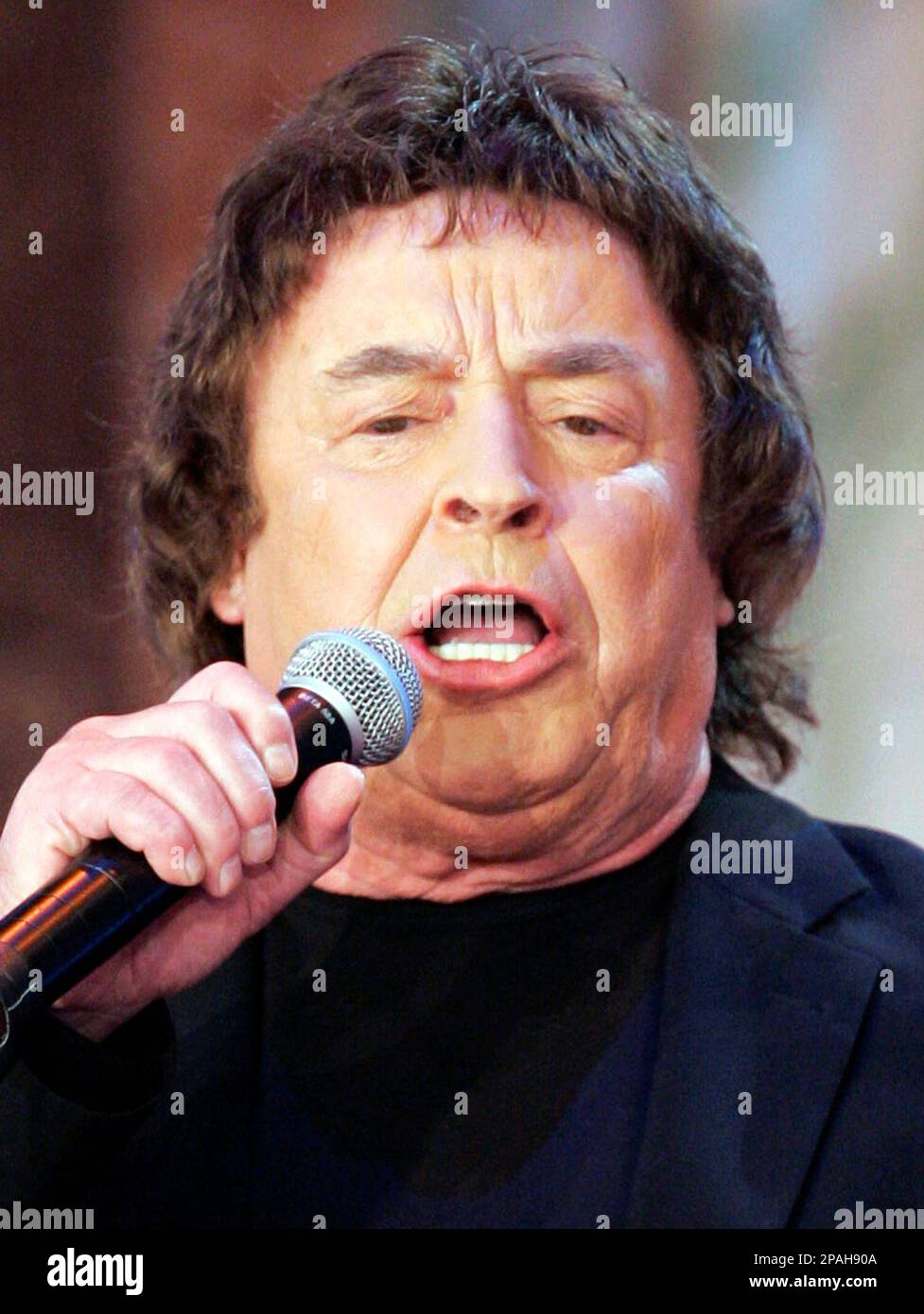 ** ARCHIV ** Schlagersaenger Tony Marshall singt am 29. Dezember 2007 ...