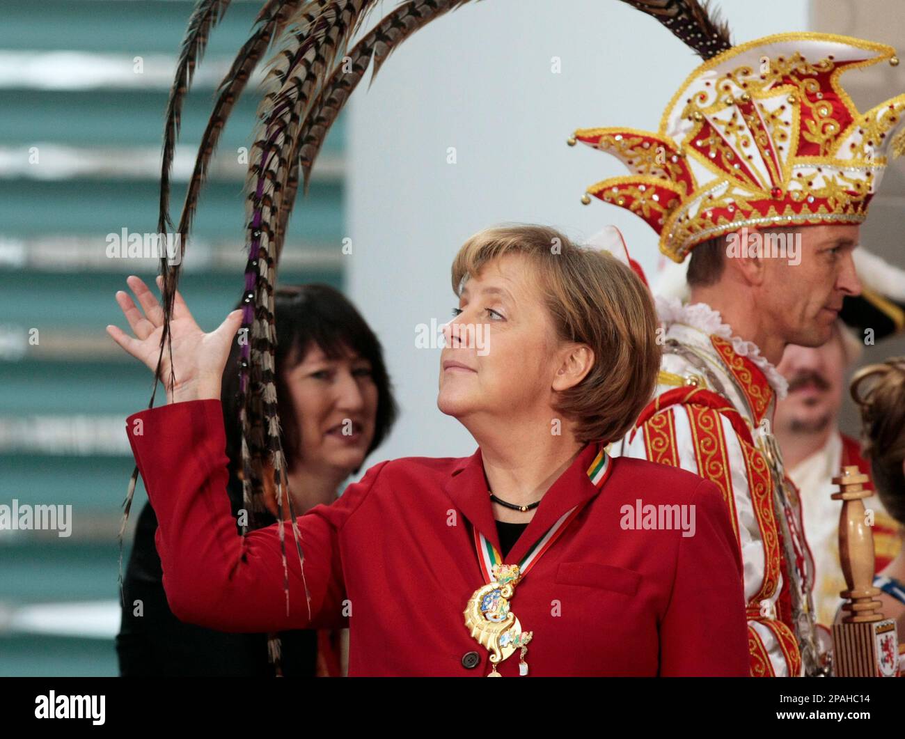 Bundeskanzlerin Angela Merkel, links, fasst am Dienstag, 29. Januar ...