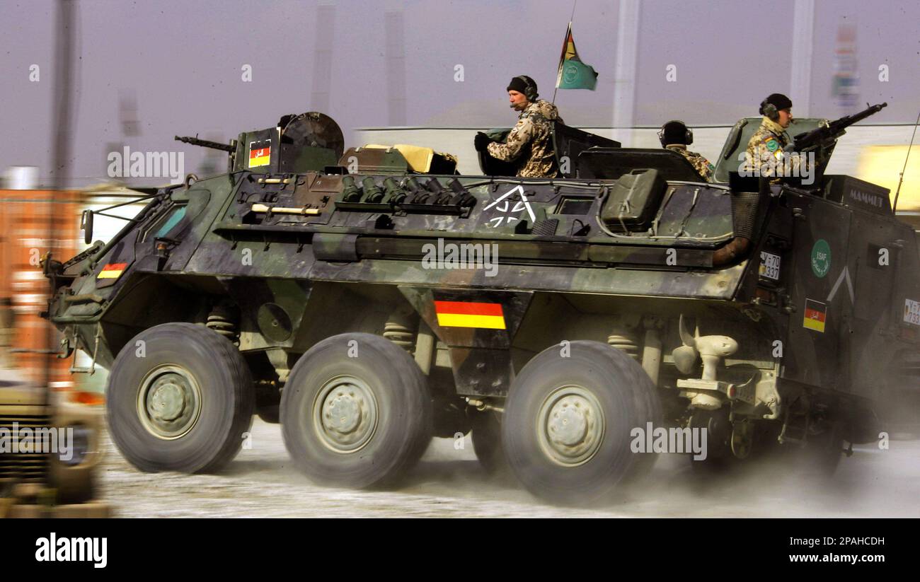 ** ARCHIV ** Ein Schuetzenpanzer Fuchs der Bundeswehr faehrt am 22 ...