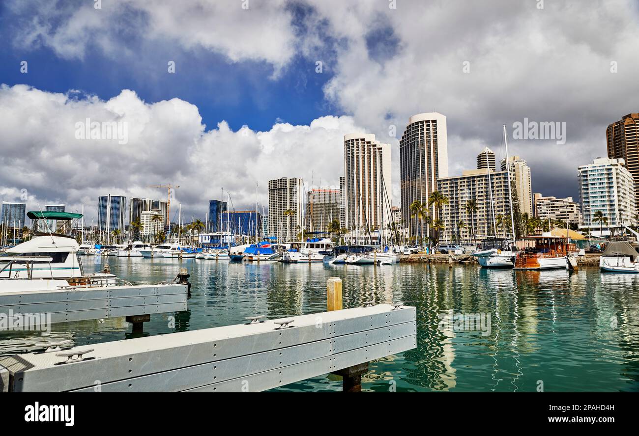 Honolulu skyline hi-res stock photography and images - Alamy