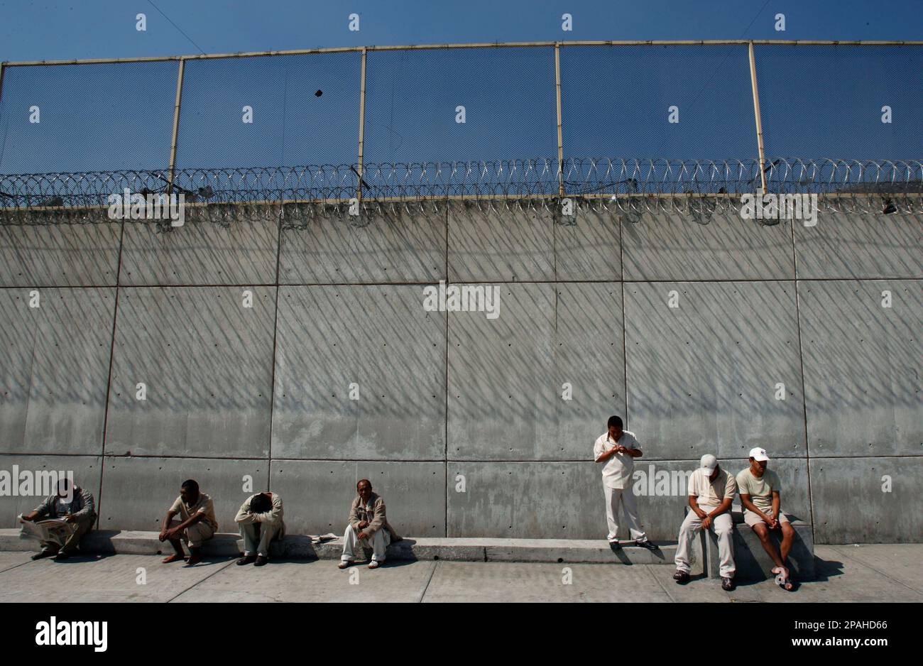 Inmates pass the hours under the perimeter walls of the Reclusorio ...