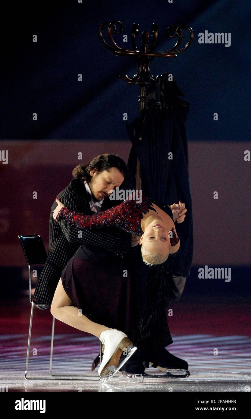 Gold medalists Russian ice dancers Oksana Domnina and Maxim Shabalin ...