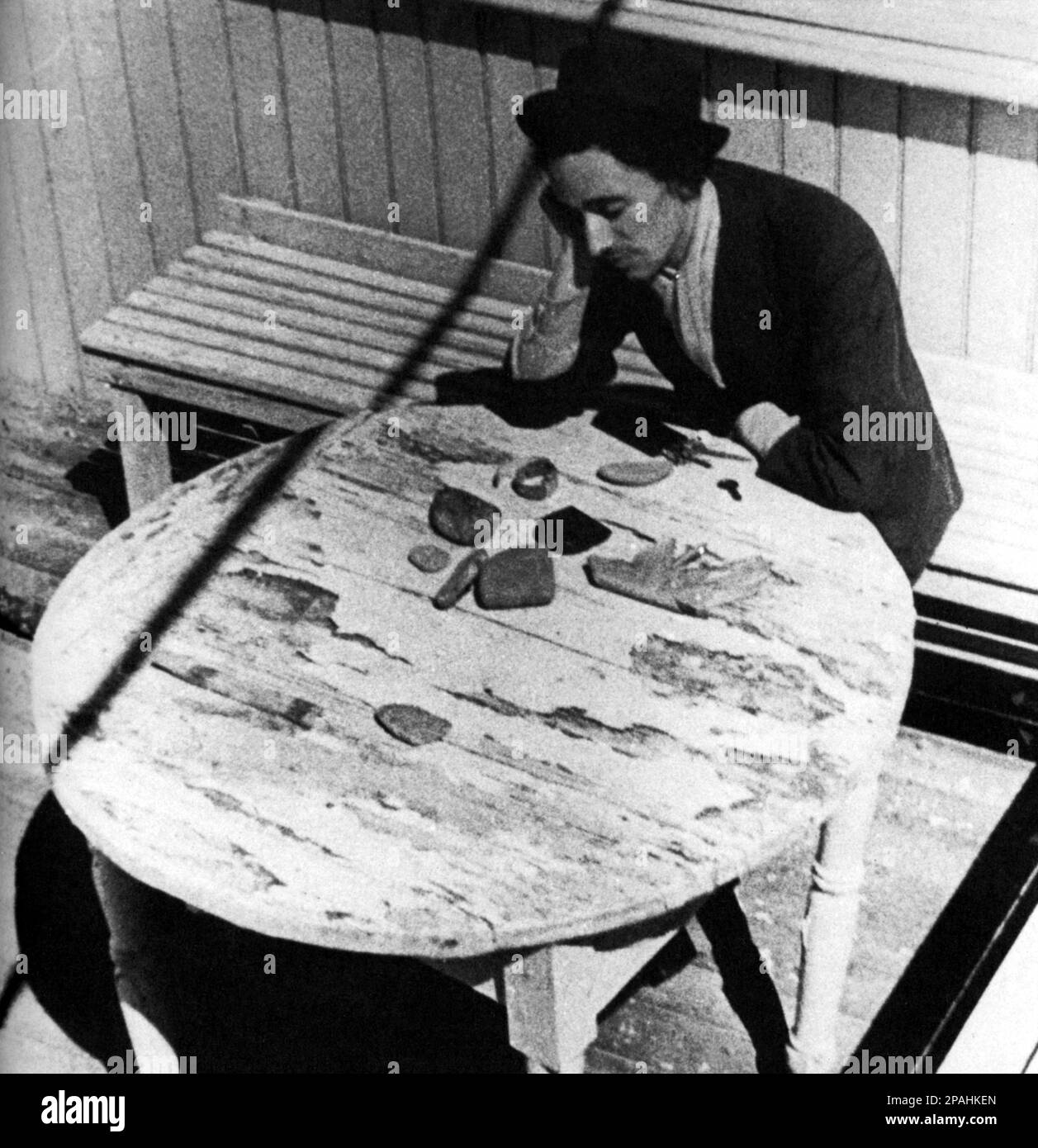 1938 , Albissola , ITALY : BRUNO MUNARI ( 1907 -1998 ) at Tullio ...