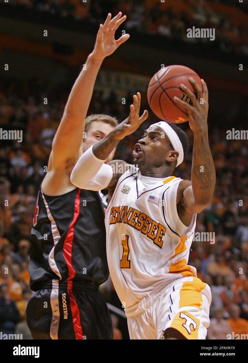 Tennessee's Tyler Smith (1) shoots past Georgia's Dave Bliss during the ...