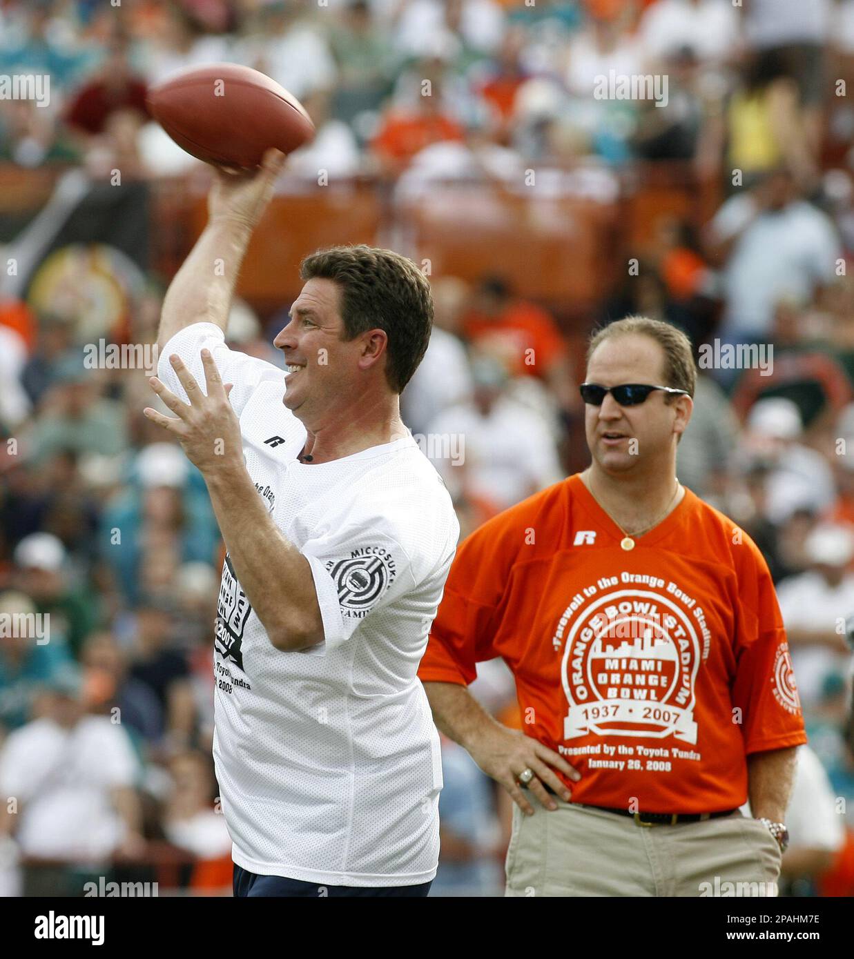 Former Miami Dolphins quarterback Dan Marino warms up as former Miami ...