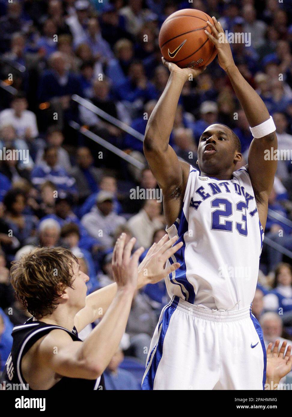 Kentucky's Jodie Meeks (23) shoots over South Carolina's Evaldas ...