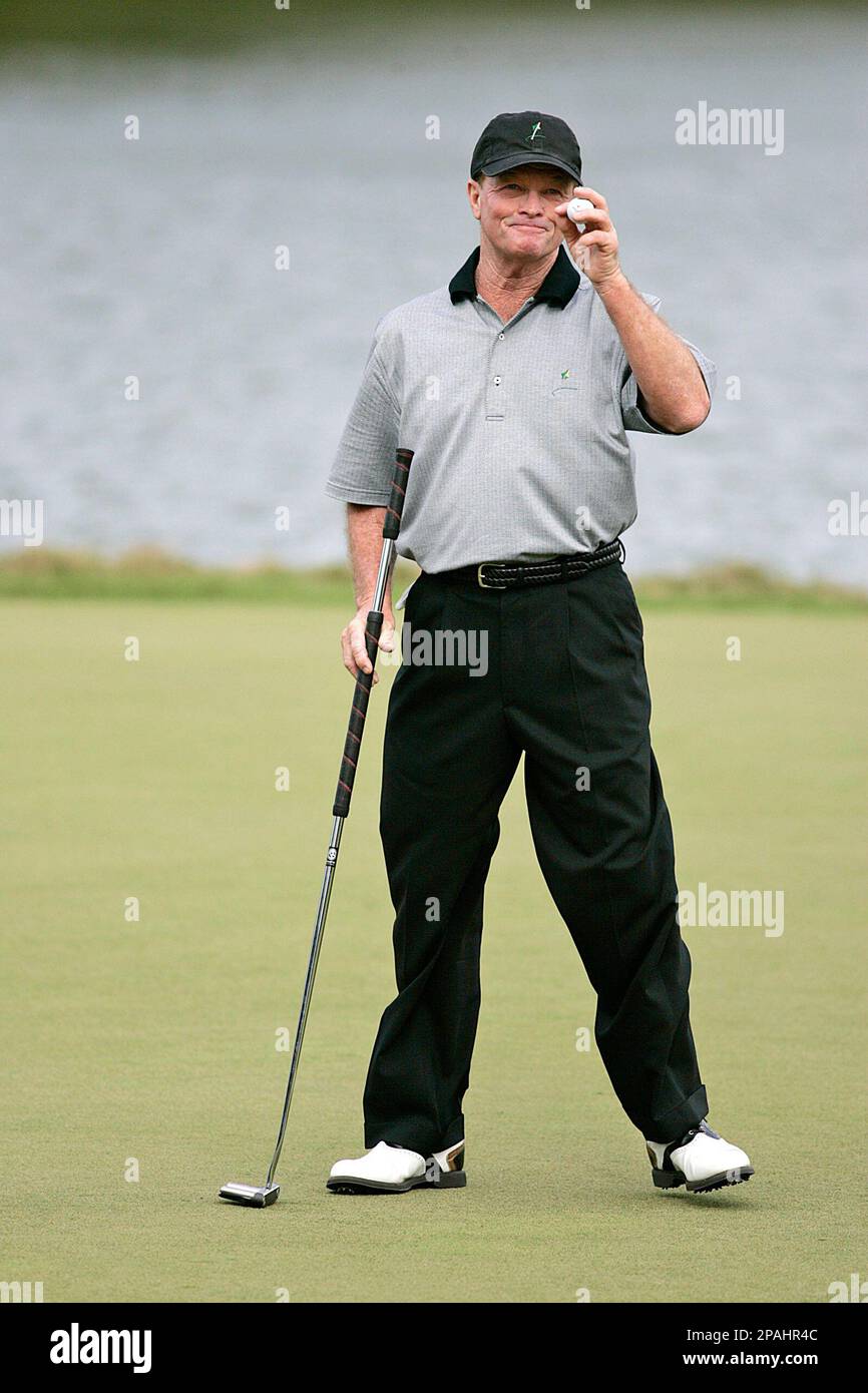 Tom Kite tips his hat to the gallery on the 18th green after finishing ...