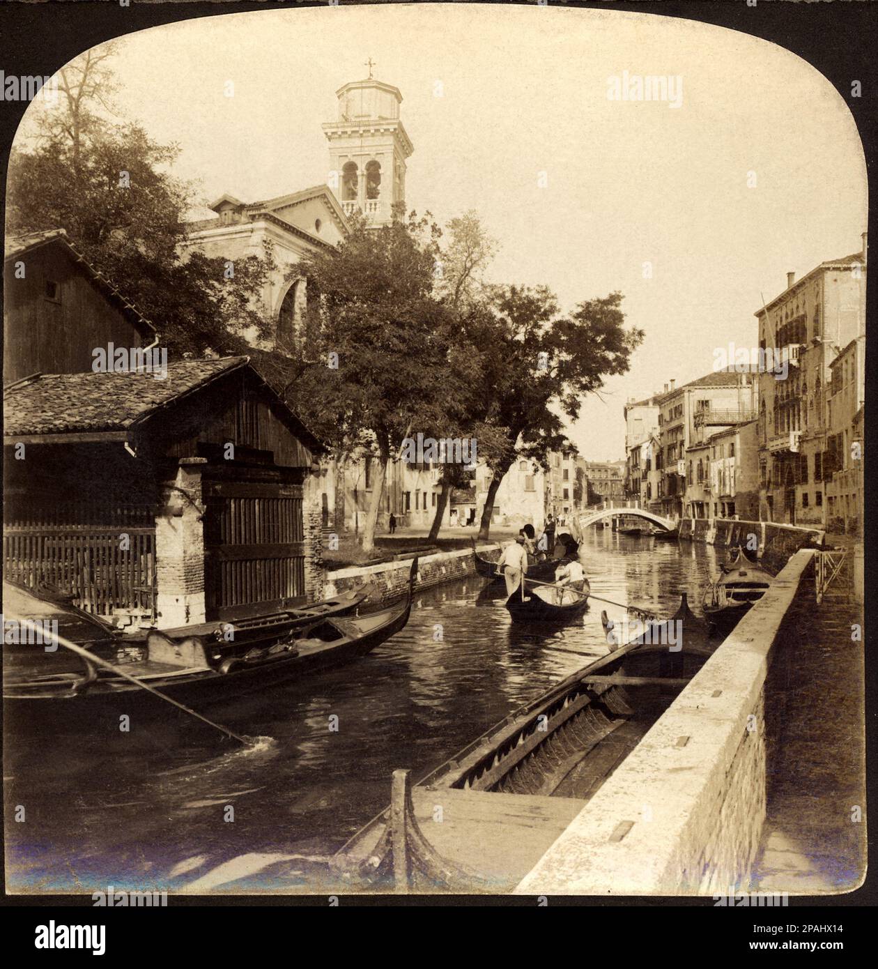 1902 ca , Venice , Italy : Side canal . Photo from a Stereograph by H.C ...