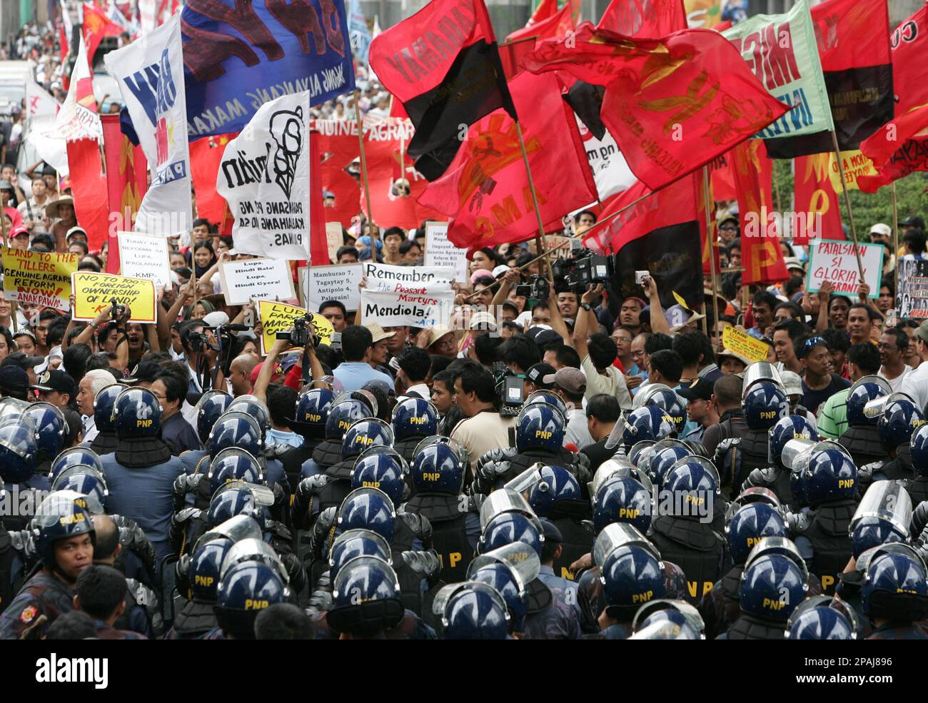 Riot police block thousands of protesters as they try to march closer ...