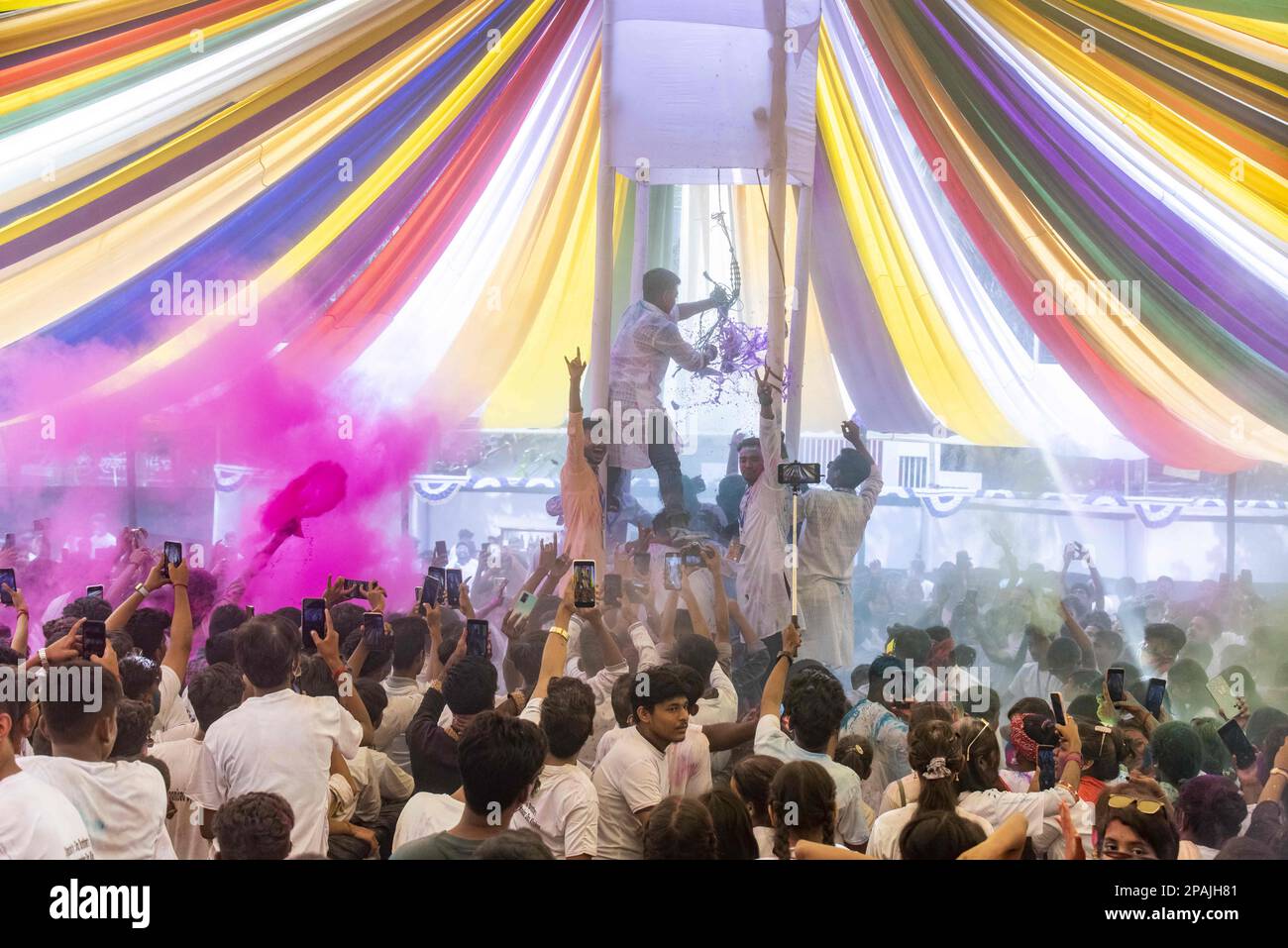 Women enjoying holi festival colours hi-res stock photography and ...