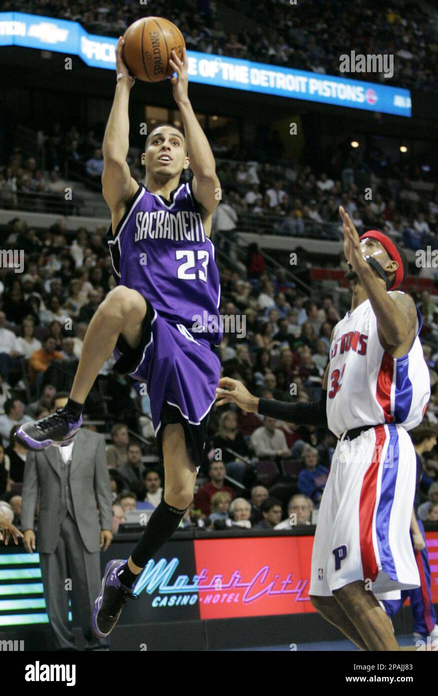 Sacramento Kings guard Kevin Martin (23) gets past Detroit Pistons ...