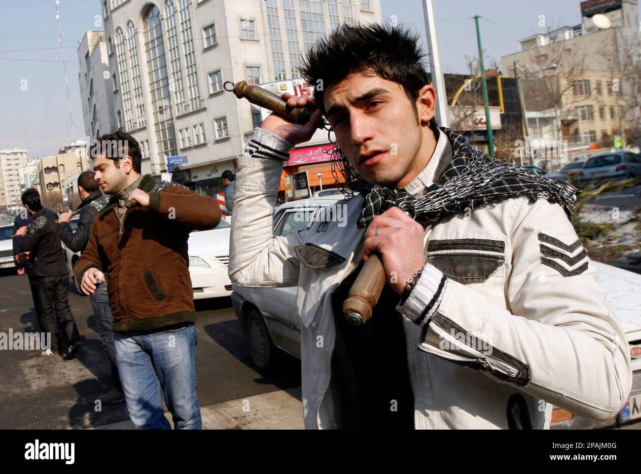 Iranian Shiites beat themselves with chains during the Shiite Tasoua ...