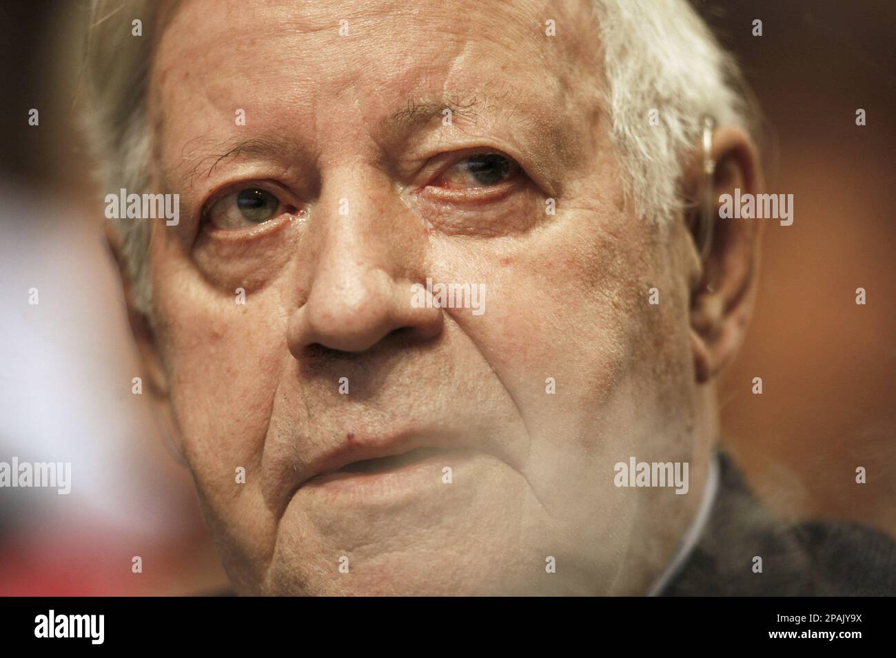 ** ARCHIV ** Der ehemalige Bundeskanzler Helmut Schmidt raucht am ...