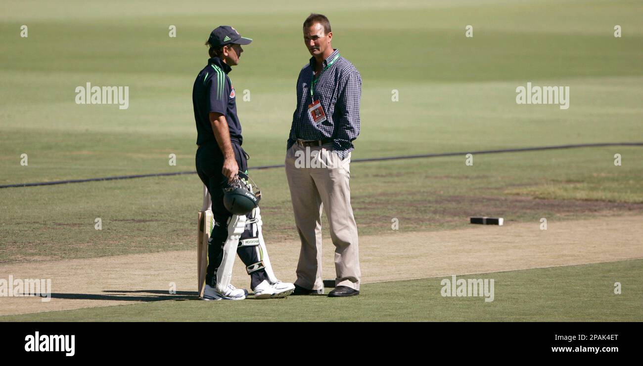 Australia's cricket captain Ricky Ponting, left, talks with selector ...
