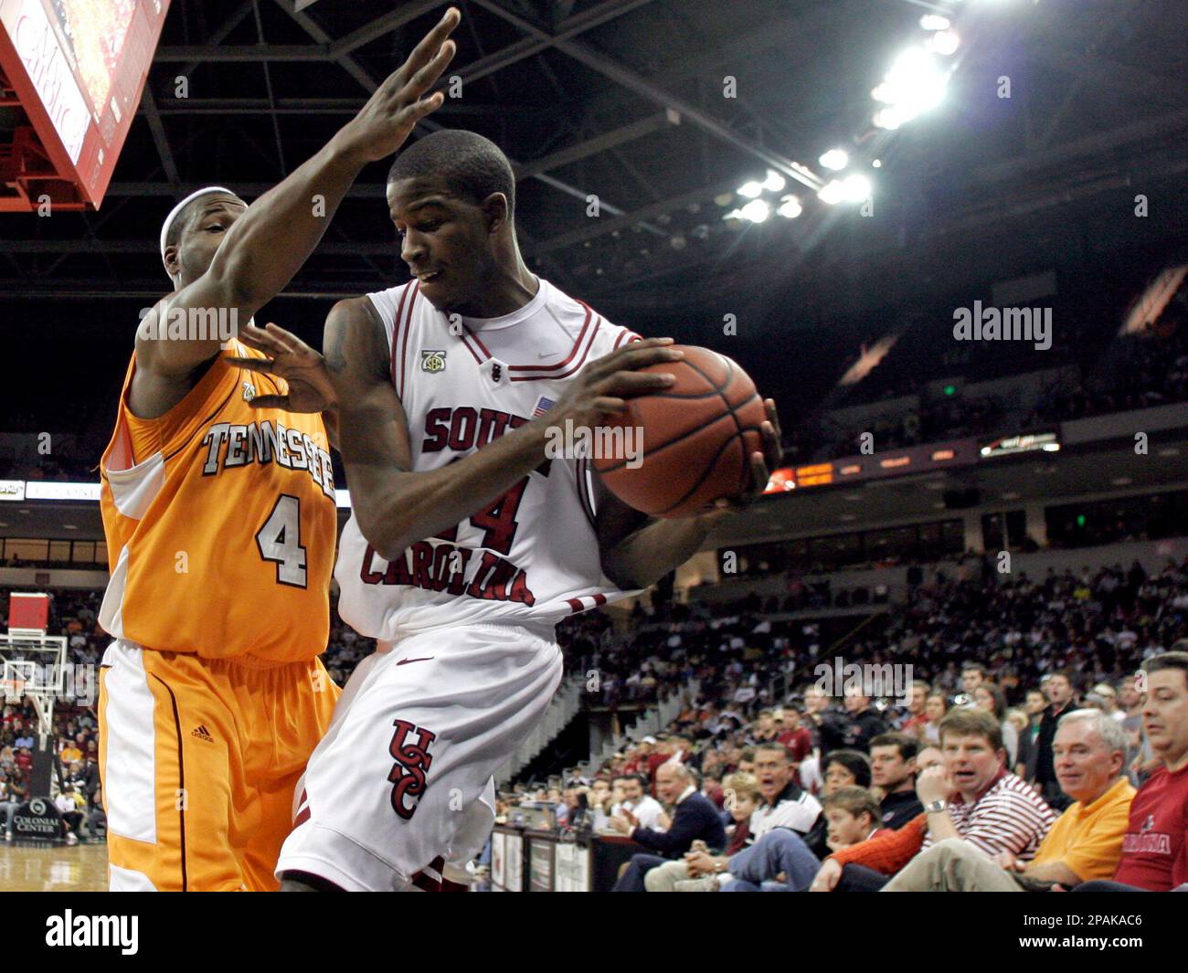 Tennessee forward Wayne Chism, left, boxes South Carolina forward Sam ...