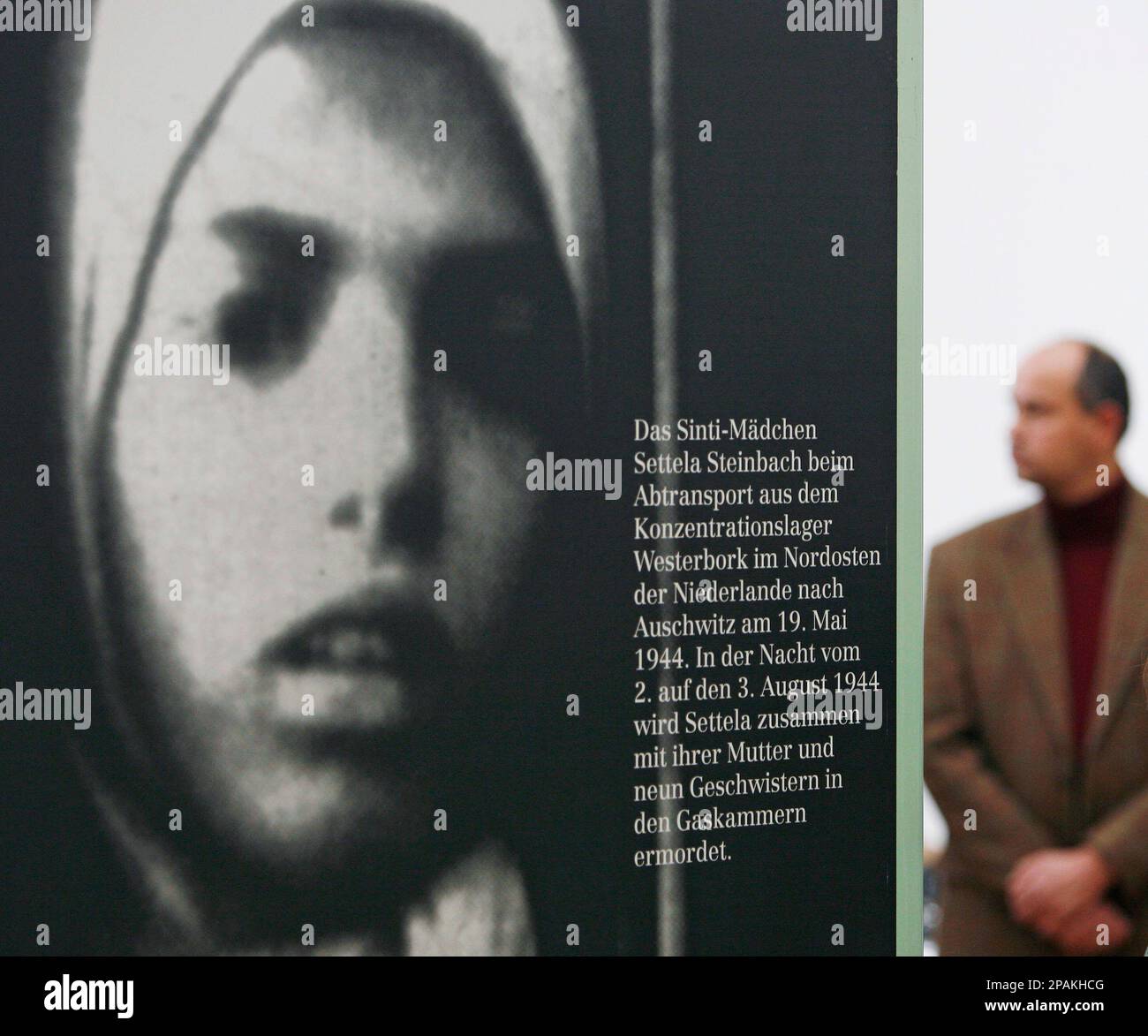 Ein Besucher steht am Donnerstag, 10. Januar 2008, in der Kunsthalle in ...