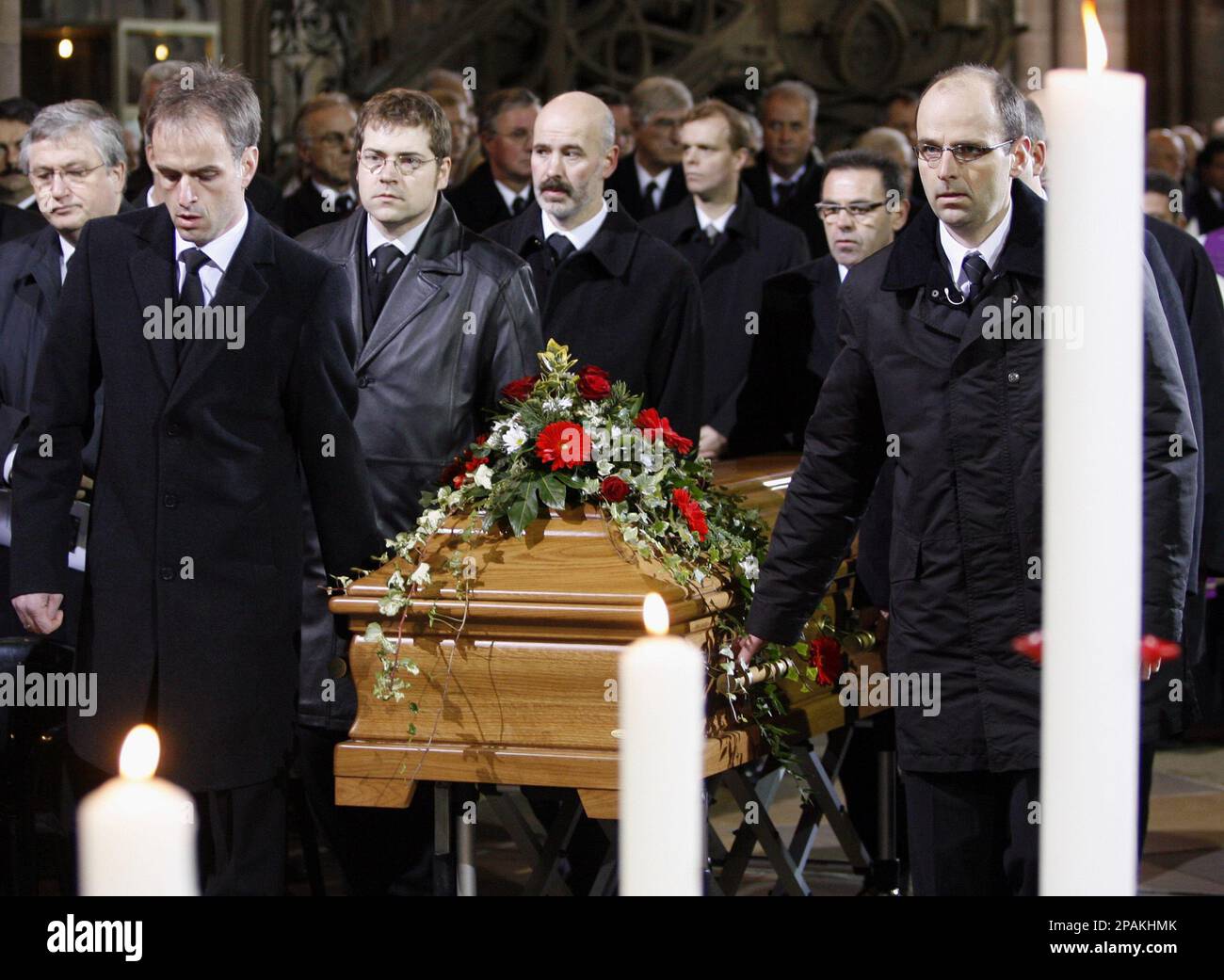 Sargtraeger bringen am Donnerstag, 10. Januar 2008, den Sarg von Oskar ...
