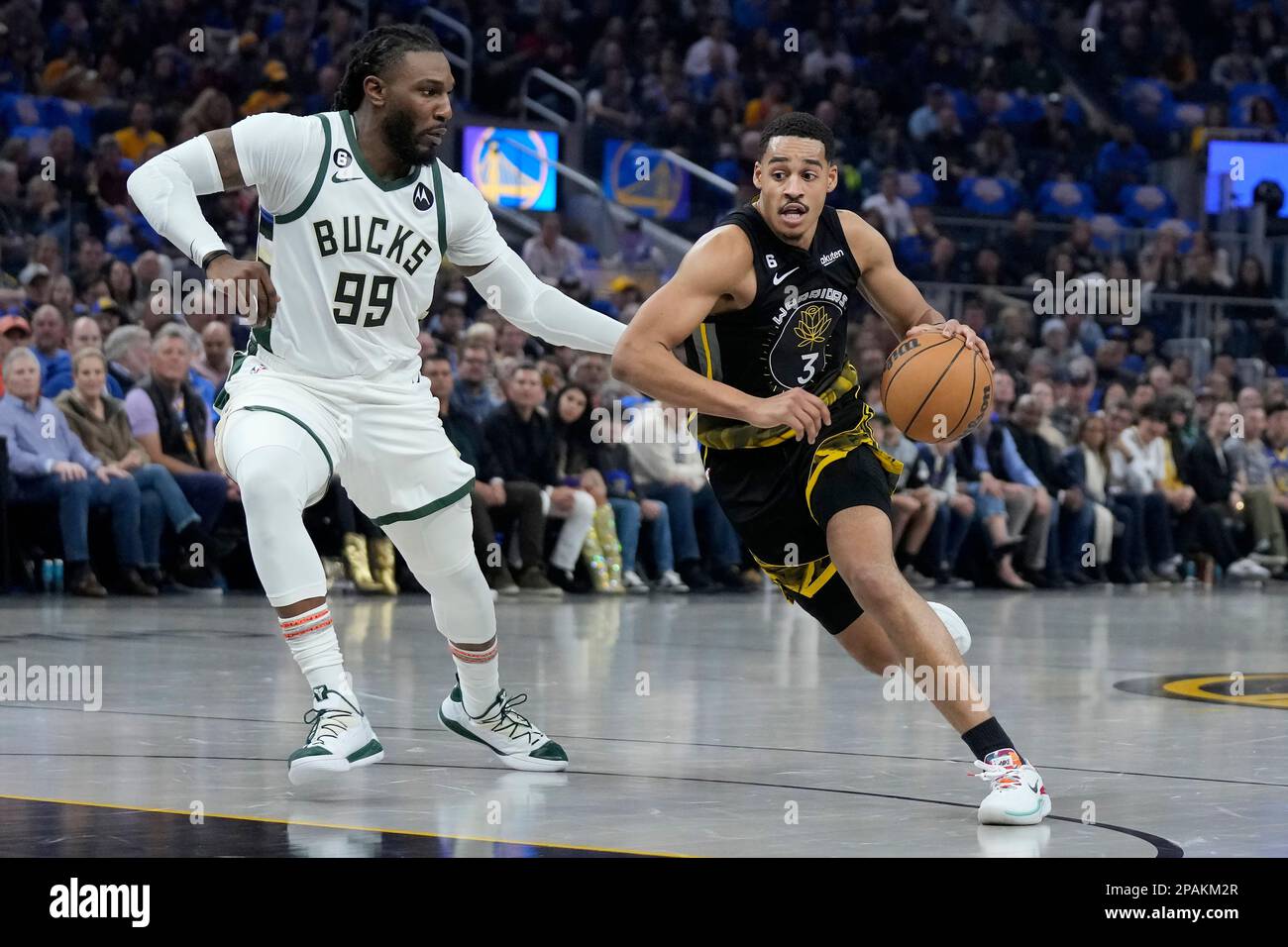 Golden State Warriors guard Jordan Poole (3) drives to the basket ...