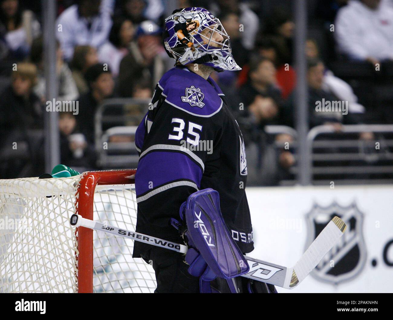 Los Angeles Kings goalie Jason LaBarbera looks up at the scoreboard ...
