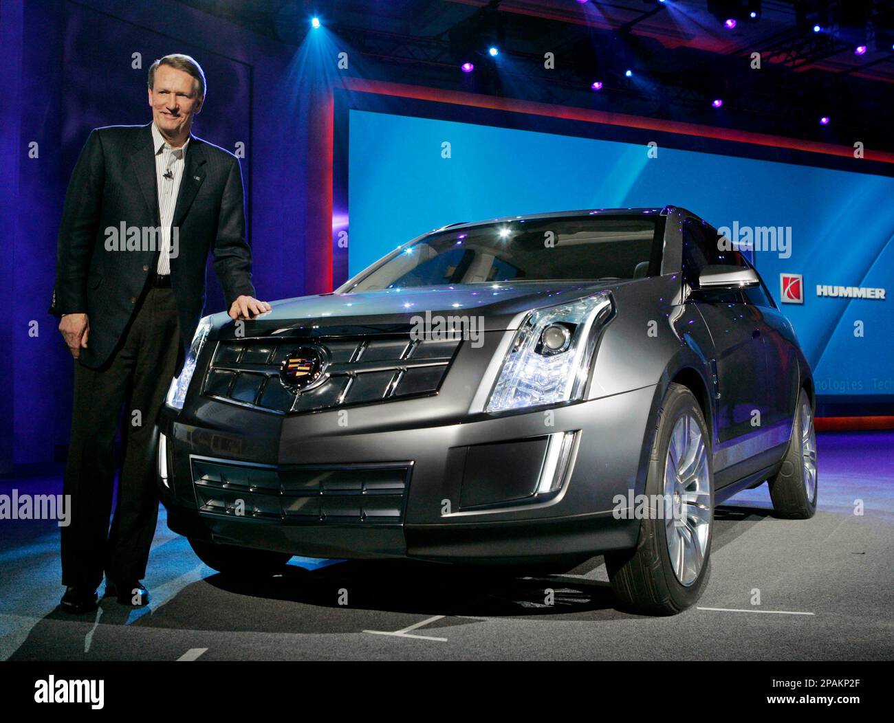 General Motors CEO Rick Wagoner shows off the hydrogen-powered fuel ...