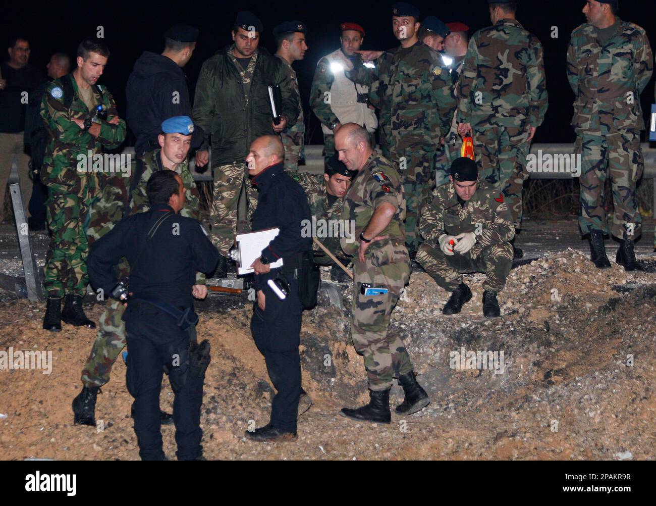 Italian and French U.N peacekeepers, foreground, help Lebanese army ...