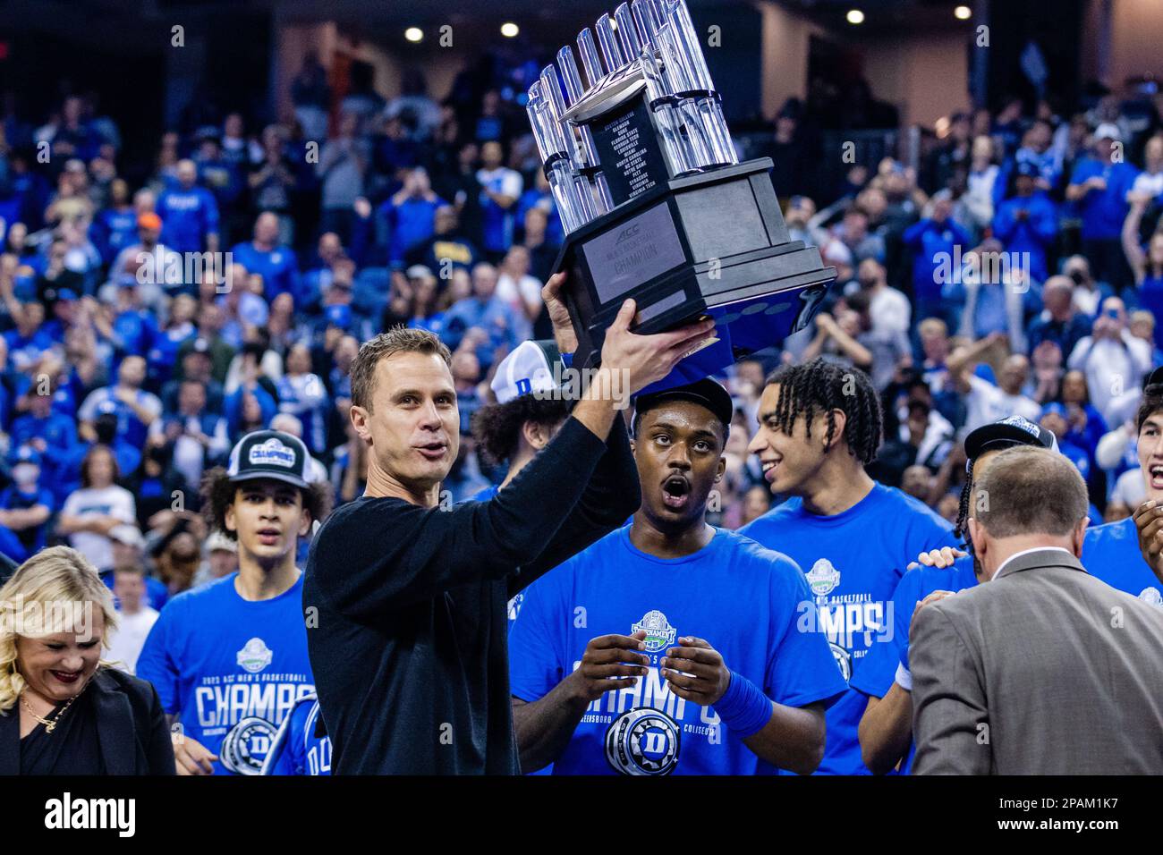 Ncaa basketball men's trophy hi-res stock photography and images - Alamy