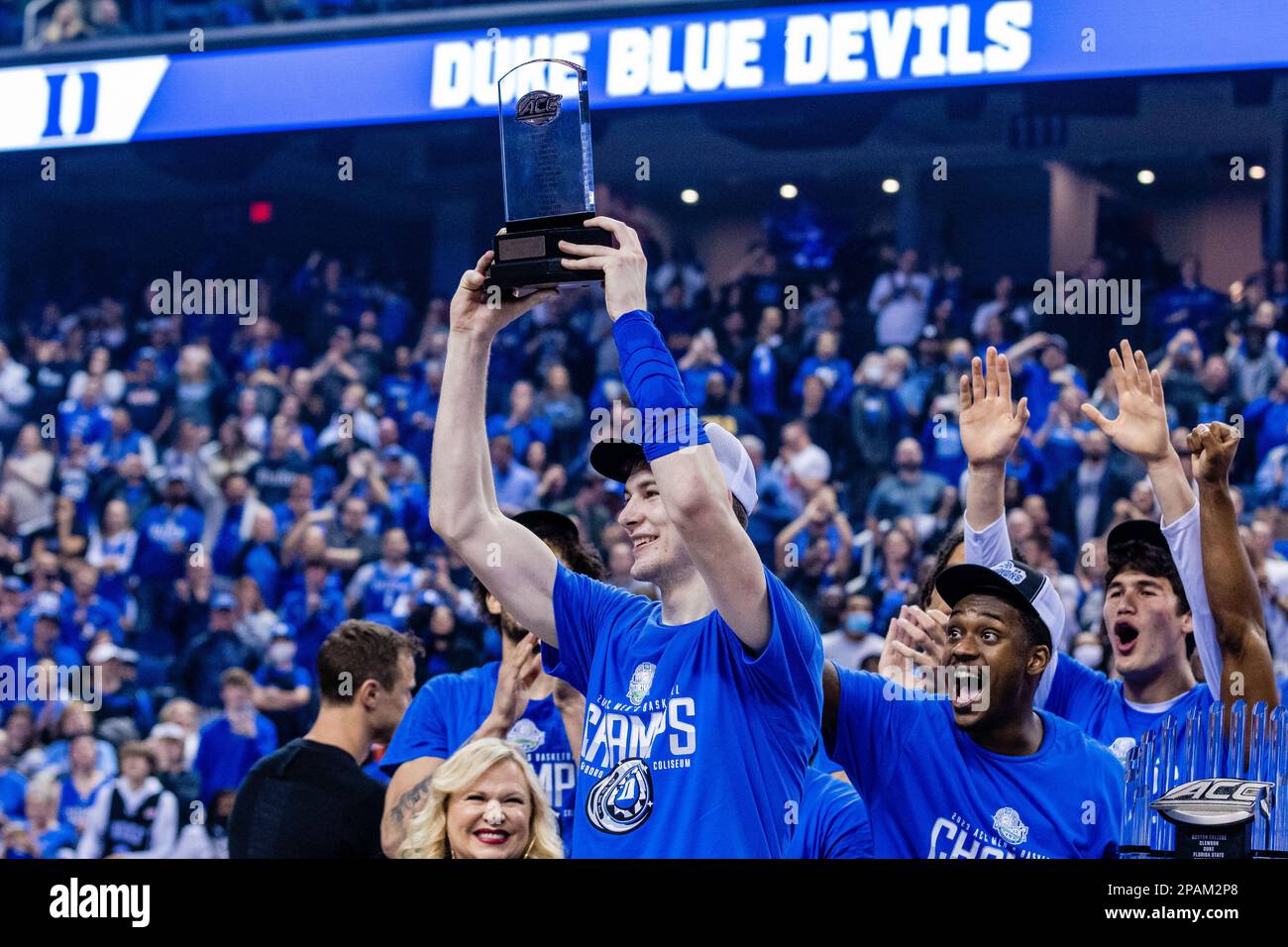Ncaa basketball men's trophy hi-res stock photography and images - Alamy