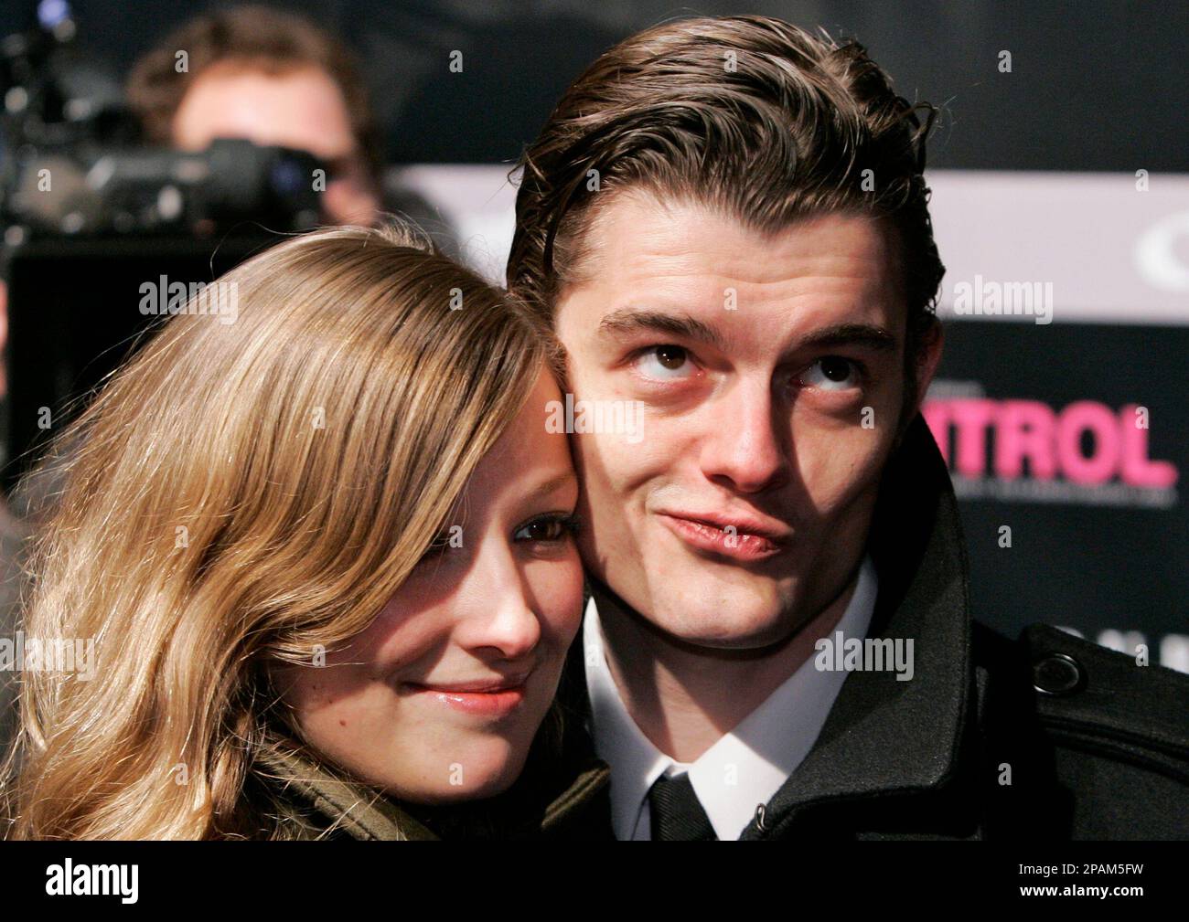 Alexandra Maria Lara, links, und Sam Riley posieren bei der ...