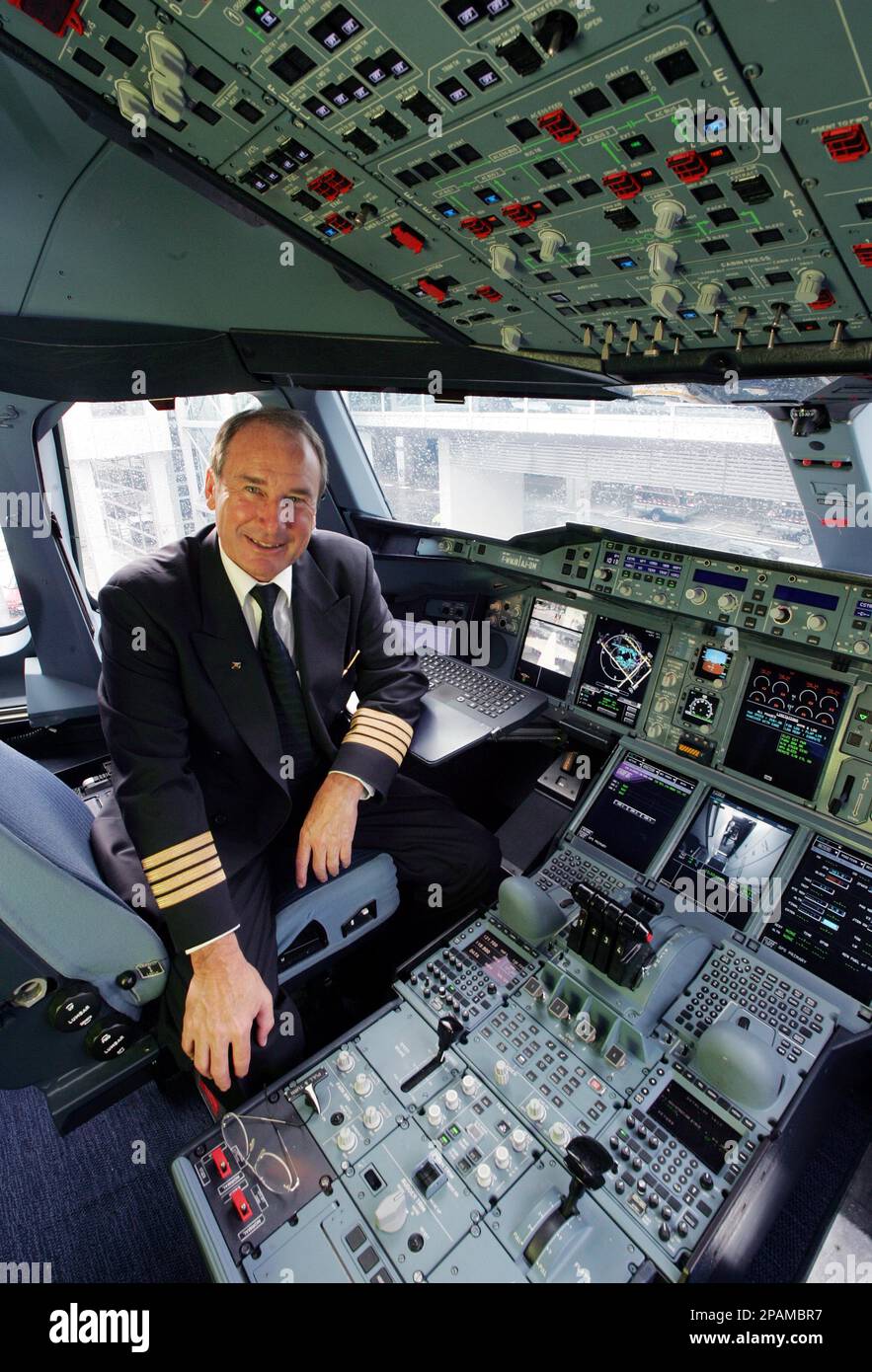 ** ARCHIV ** Flugkapitaen Juergen Raps sitzt am 18. Maerz 2007 im ...