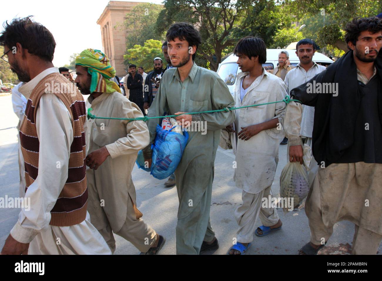 Pakistani prisoners are taken from the courthouse in Karachi to a ...