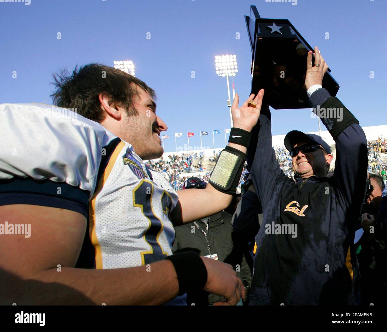 California coach Jeff Tedford, right, holds the trophy as quarterback ...