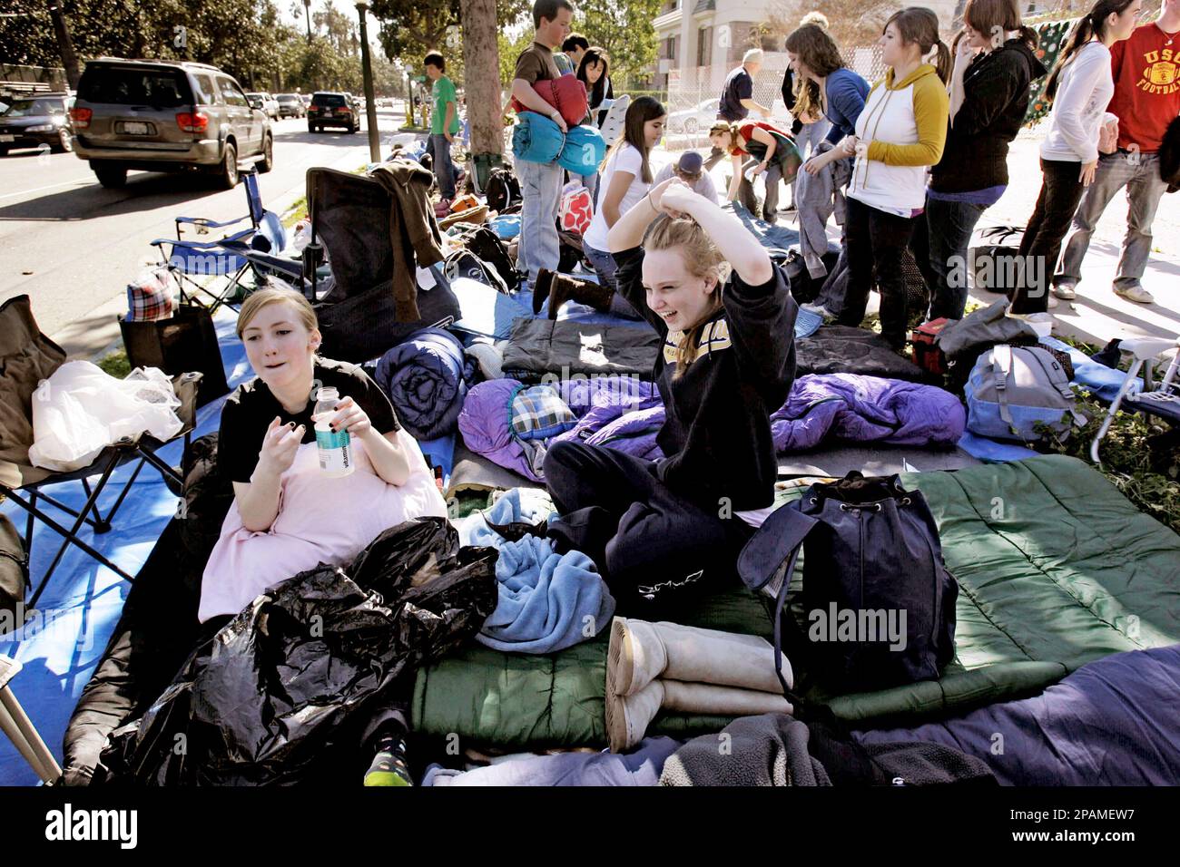 Rose Parade spectators Emily Keaney, left, and Lauren Feldman from ...