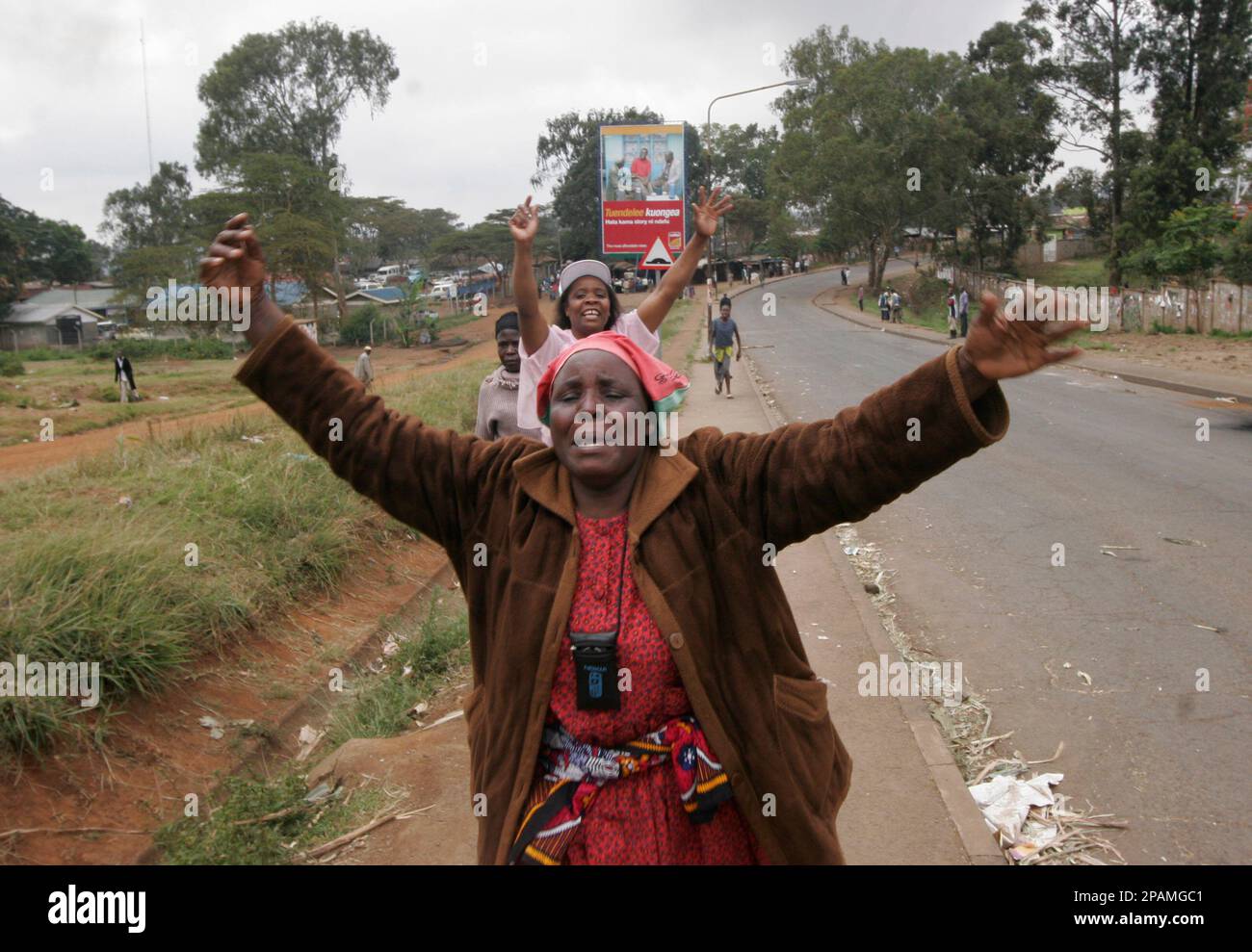 Women flee from a slum neighborhood of Nairobi, Monday, Dec.31, 2007 ...