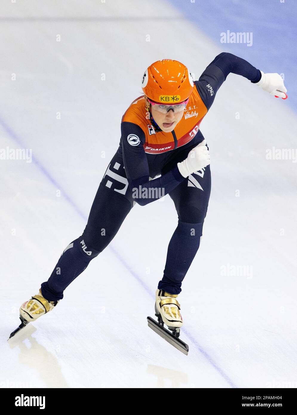 SEOUL - Suzanne Schulting in action in the quarterfinals 1,000 meters ...