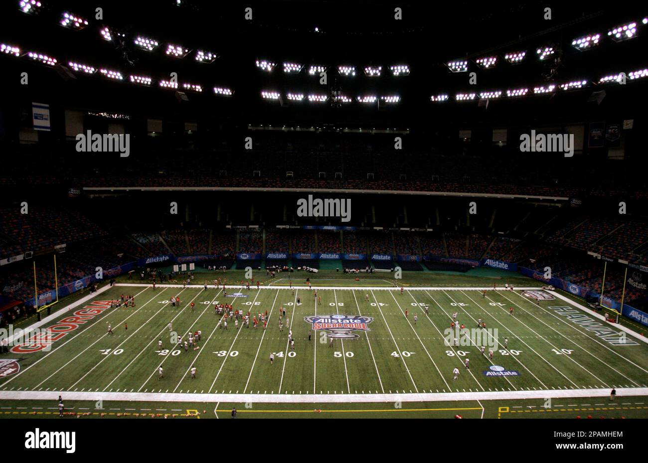 Georgia football players practice at the Superdome in New Orleans ...