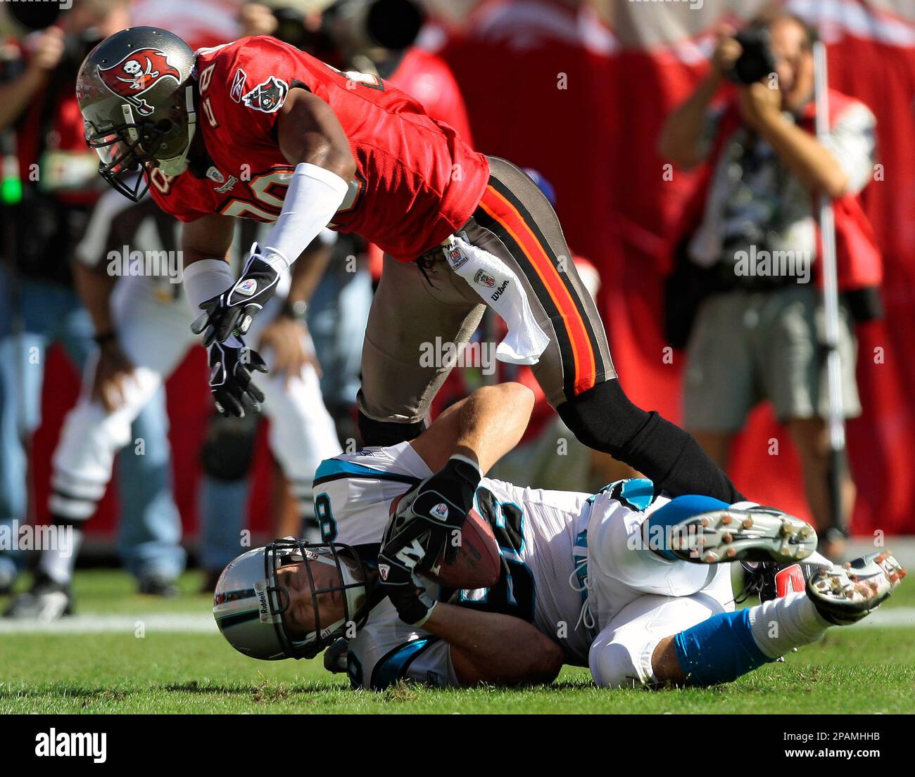 Carolina Panthers' Christian Fauria, bottom, pulls in a touchdown pass ...