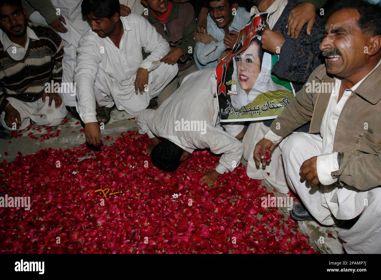 Supporters of Pakistan's former Prime Minister Benazir Bhutto, mourn ...
