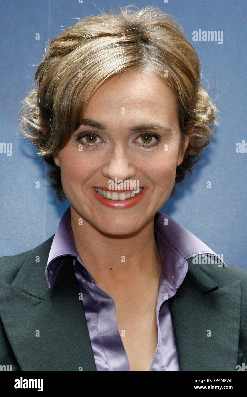 ** ARCHIV ** Caren Miosga posiert am 12. Juli 2007 in Hamburg. "Tagesthemen"-Moderatorin Caren ...