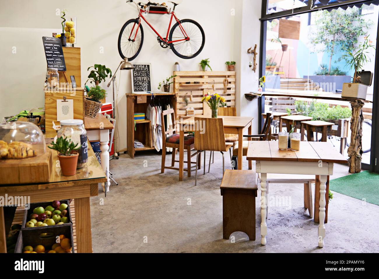 Quaint coffee shop interior hi-res stock photography and images - Alamy