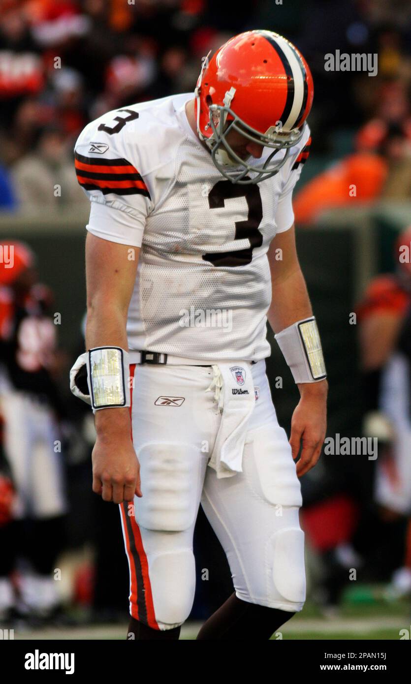 Cleveland Browns quarterback Derek Anderson hangs his head as he walks ...